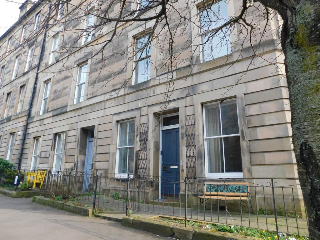 20, Lutton Place, Edinburgh, EH8 9PE 3 bed flat - £1,950 pcm (£450 pw)