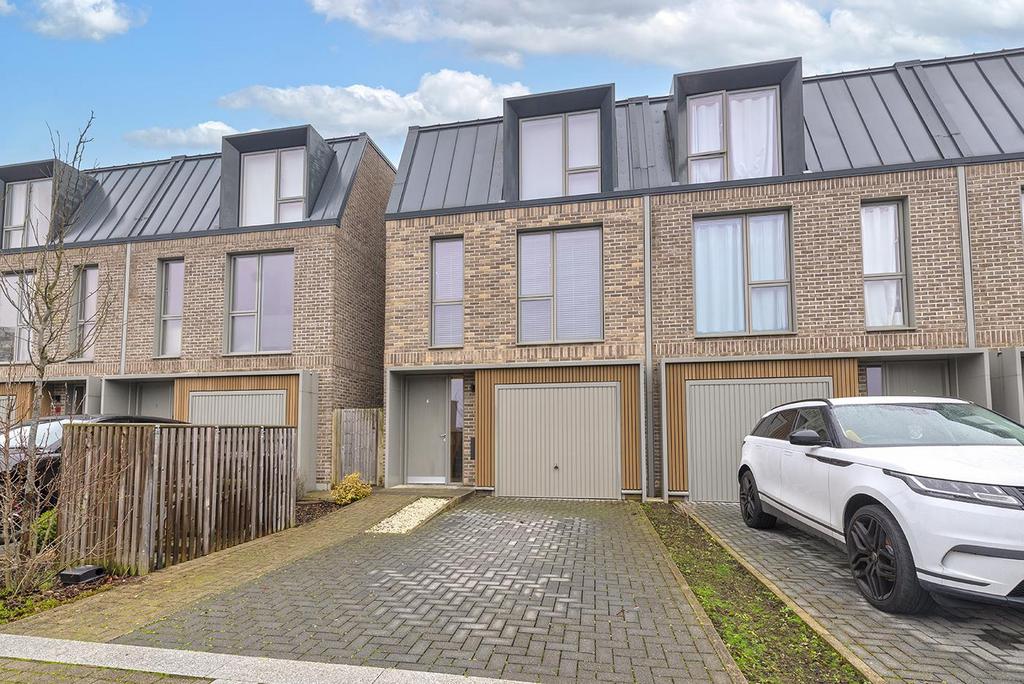 Greenwell Rise, Chatham, ME4 4GQ 4 bed townhouse - £2,200 pcm (£508 pw)