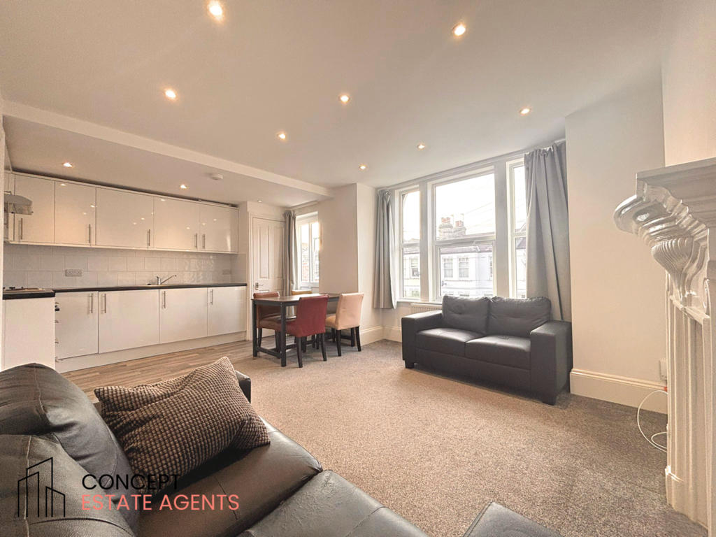 Mantilla Road, Tooting Bec, SW17 3 bed maisonette - £2,800 pcm (£646 pw)