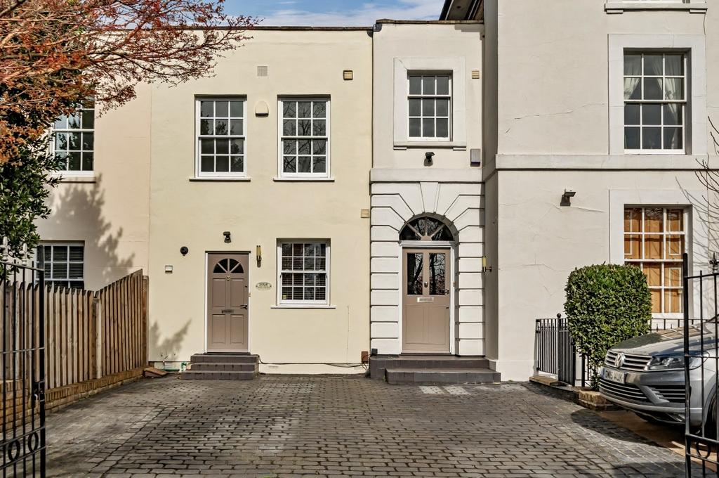 Shooters Hill Road London SE3 2 bed terraced house - £2,500 pcm (£577 pw)
