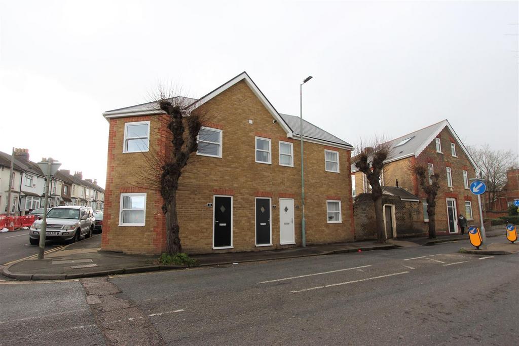 Montgomery Road, Gillingham ME7 1 bed apartment - £895 pcm (£207 pw)