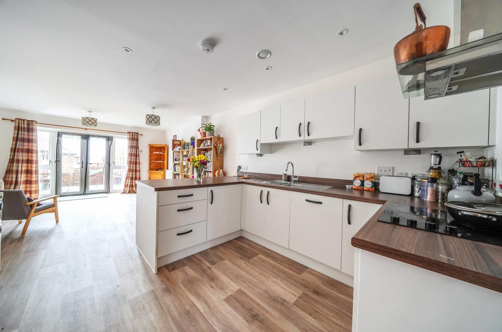 Pinewood Way, Chichester, PO19 3 bed terraced house for sale - £380,000