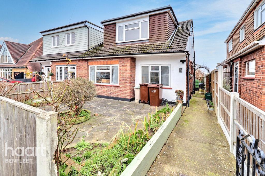 High Road, Benfleet 3 bed semi-detached house for sale - £400,000