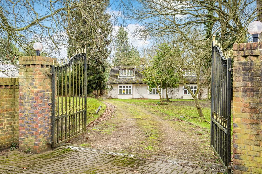Henham Road, Bishop's Stortford CM22 3 bed detached house - £750,000