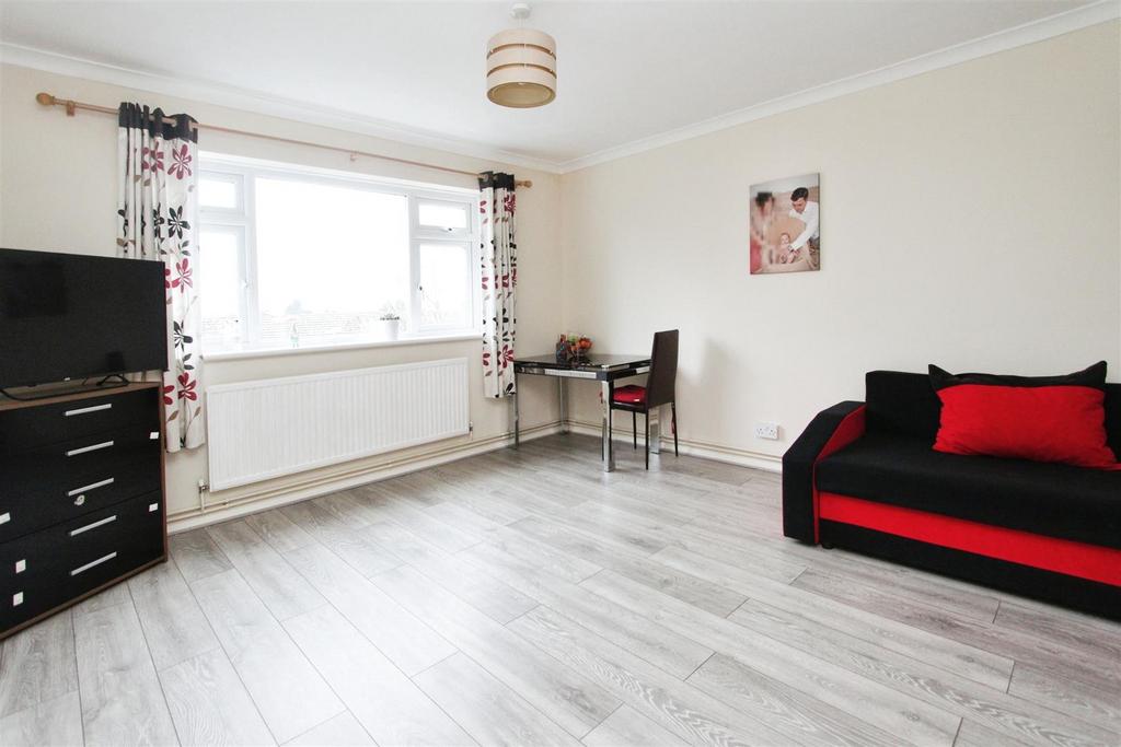 London Road, Sittingbourne 2 bed flat - £150,000