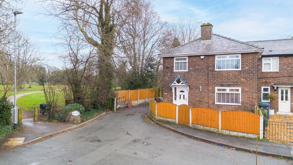 Kings Road, Fearnhead, WA2 3 bed house - £260,000