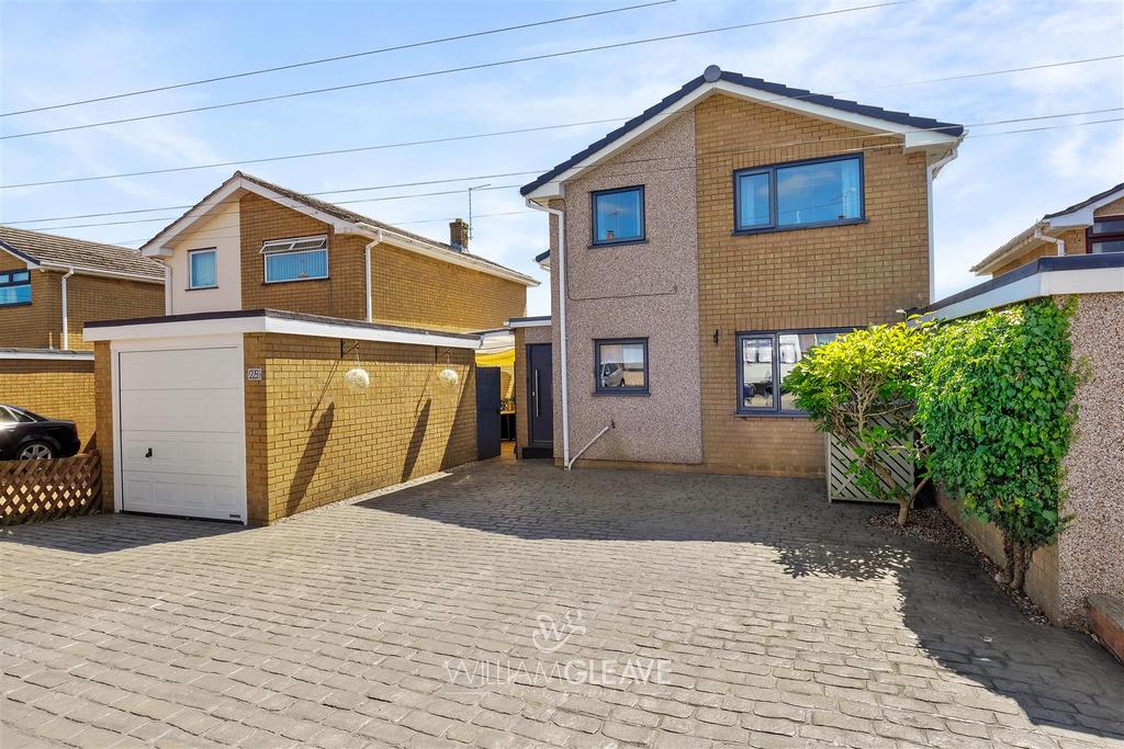 Manor Drive, Buckley CH7 3 bed detached house - £250,000