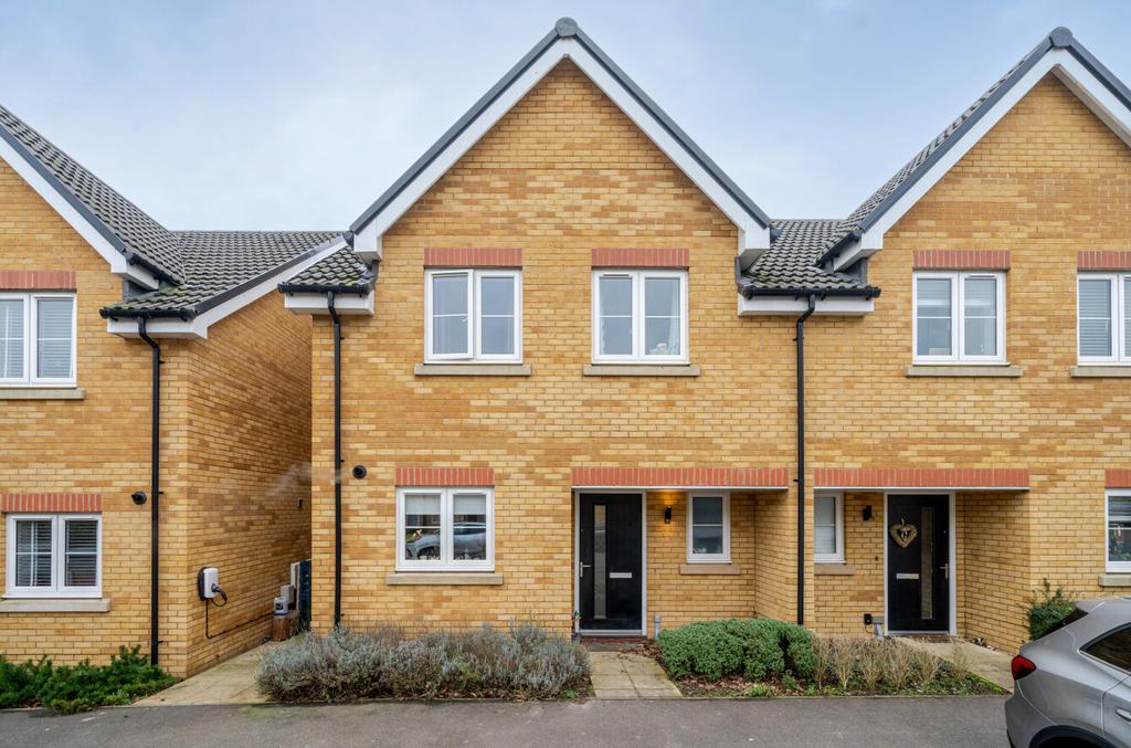 Sinclair Drive, Codmore Hill... 4 bed semi-detached house - £106,250