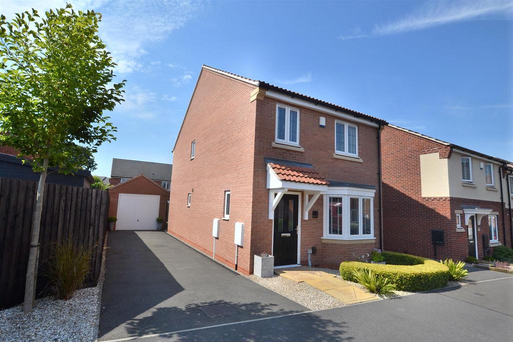 Clover Road, Shepshed LE12 3 bed detached house - £335,000