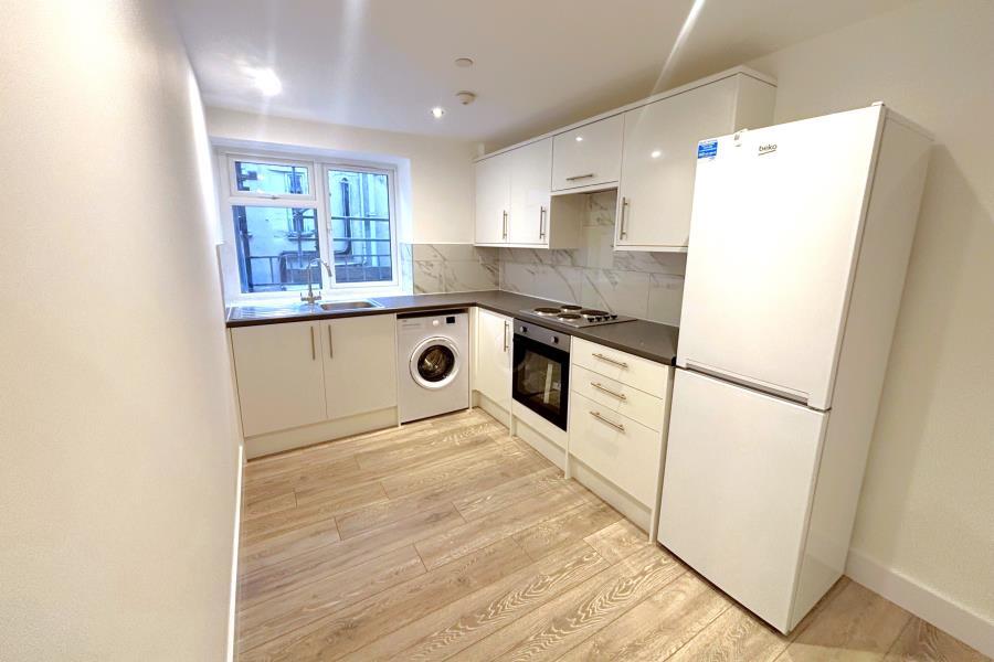 22 Commercial Way, Woking GU21 1 bed flat - £1,250 pcm (£288 pw)