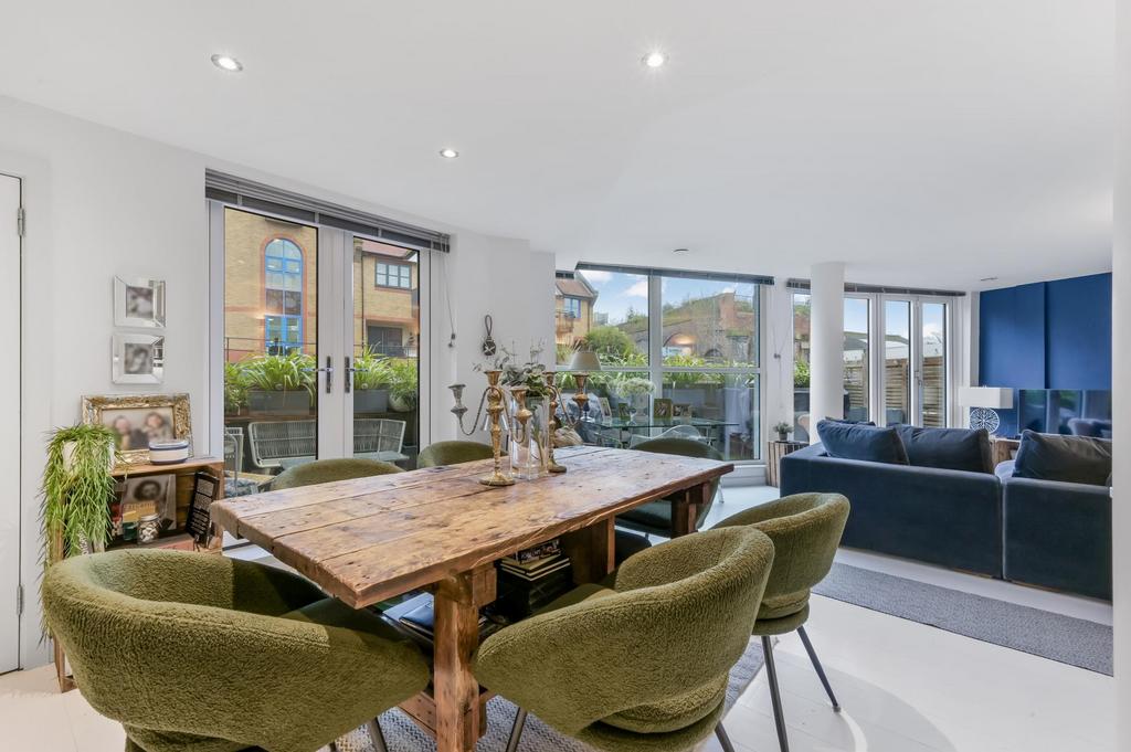 Bridge Road, Brentford, TW8 3 bed flat - £625,000