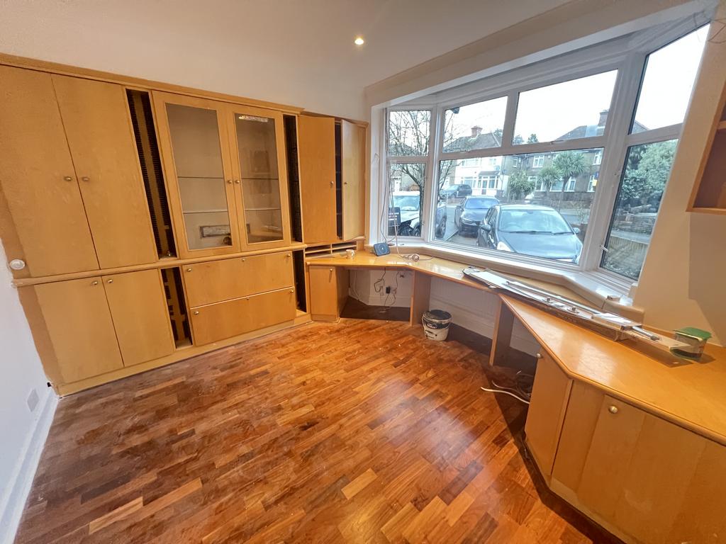 Cerne Close, Hayes, UB4 4 bed semi-detached house - £2,750 pcm (£635 pw)
