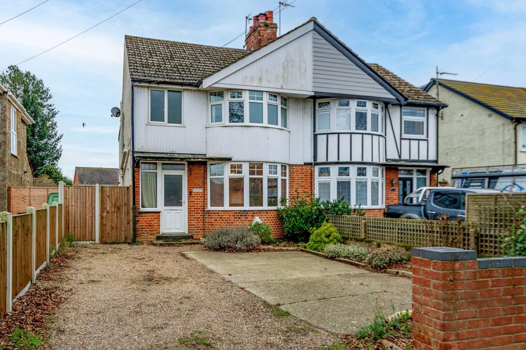 Waveney Drive, Lowestoft 3 bed semi-detached house for sale - £250,000