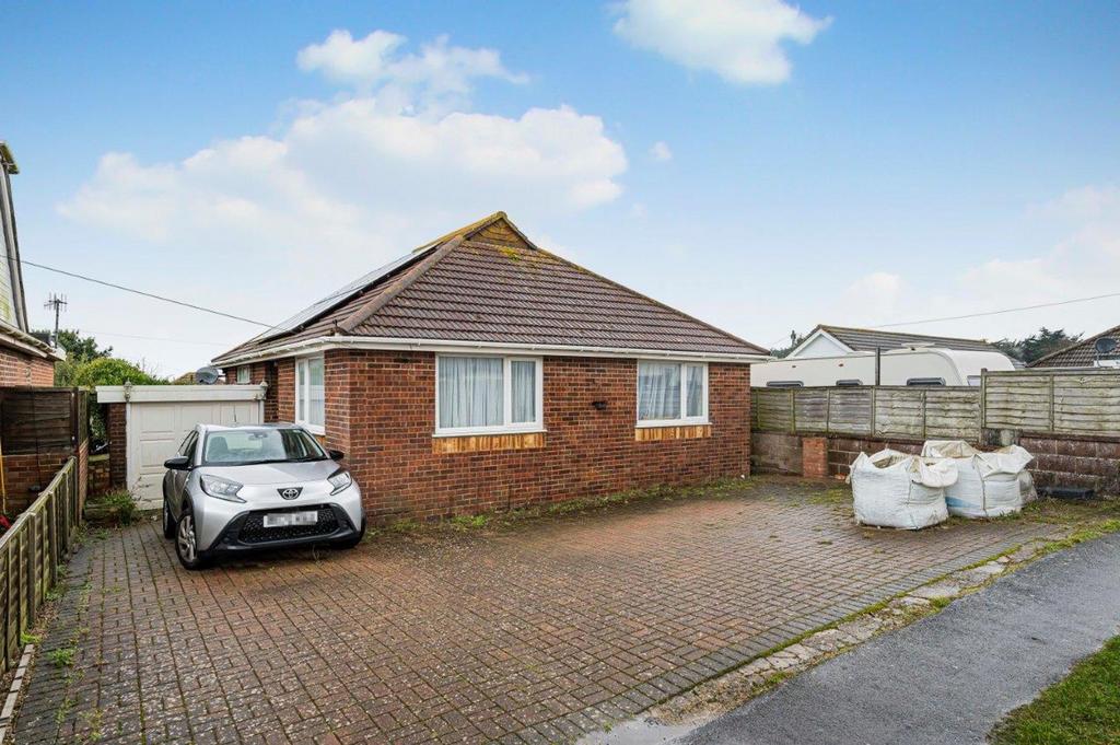 Dorothy Avenue, Peacehaven, BN10 8HT 2 bed detached bungalow - £350,000