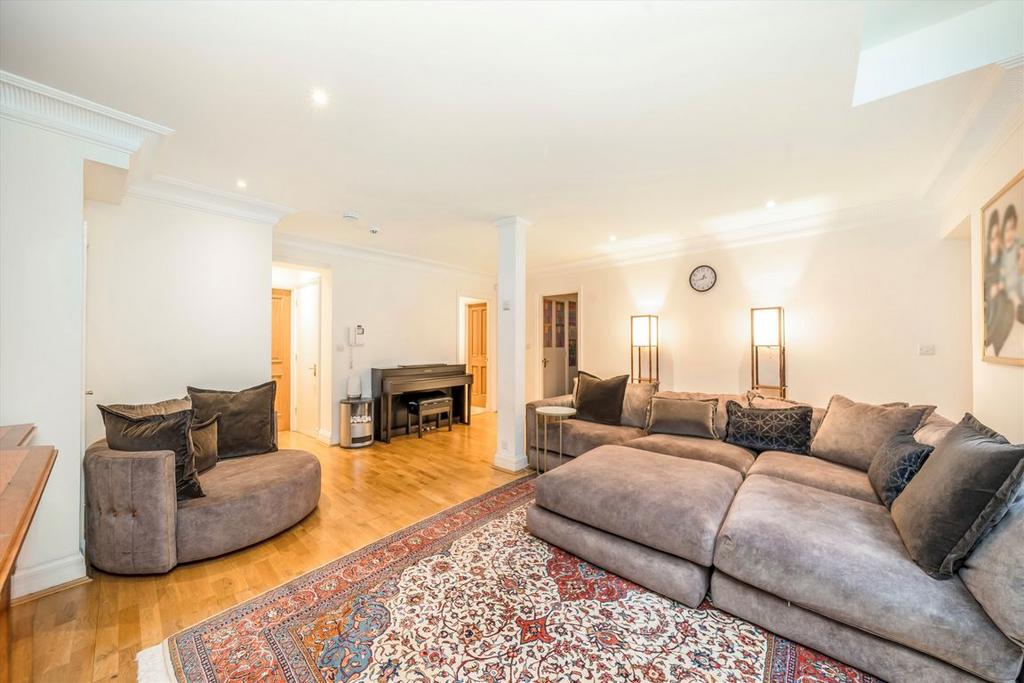 Farm Street, London W1J 2 bed flat to rent - £6,283 pcm (£1,450 pw)