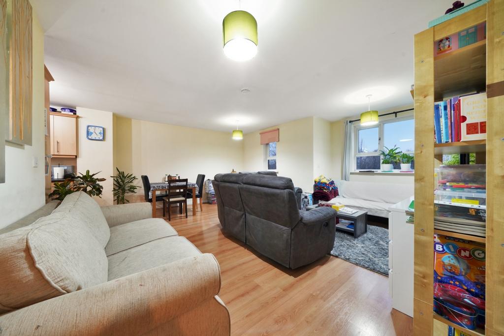 Phoenix Court, Chertsey Road, Lower... 2 bed flat - £1,700 pcm (£392 pw)