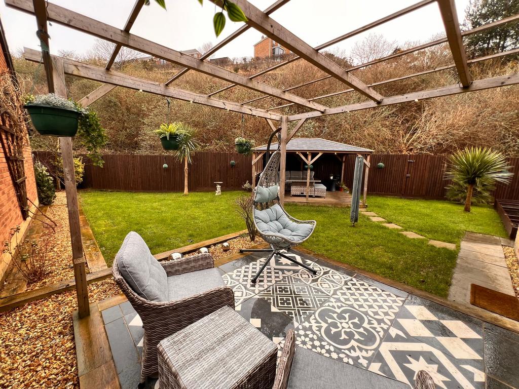Maes Lindys, Rhoose Point, CF62 3LN 4 bed detached house - £399,999