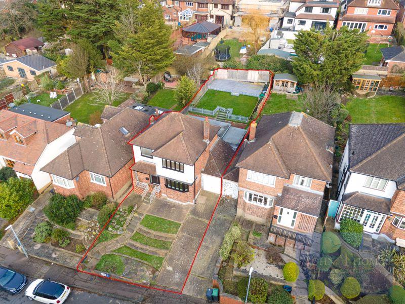 Dacre Close, Chigwell IG7 3 bed detached house - £875,000