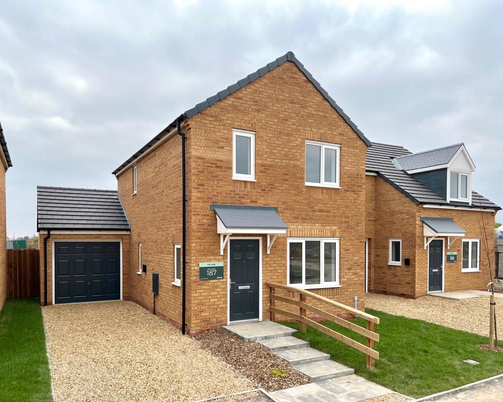 Brandon, Harriers Croft, Sutterton... 3 bed detached house - £234,995