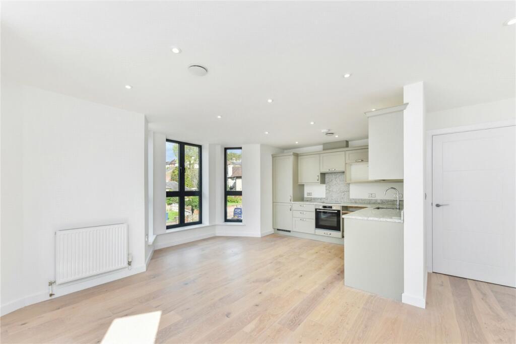 338 Lewisham High Street, SE13 2 bed flat - £1,750 pcm (£404 pw)