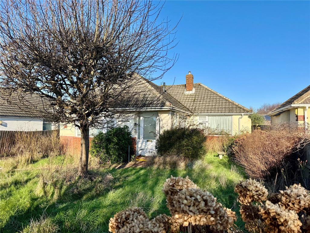 Chiltern Drive, Barton On Sea... 2 bed bungalow for sale - £400,000