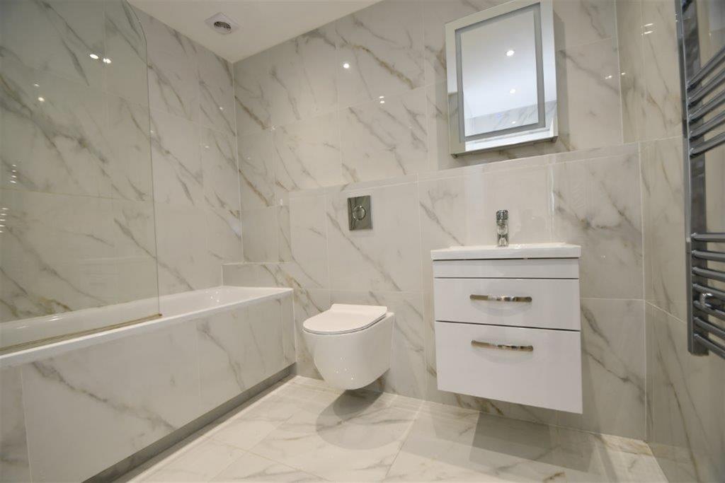 Meadrow, Godalming GU7 2 bed apartment - £1,450 pcm (£335 pw)