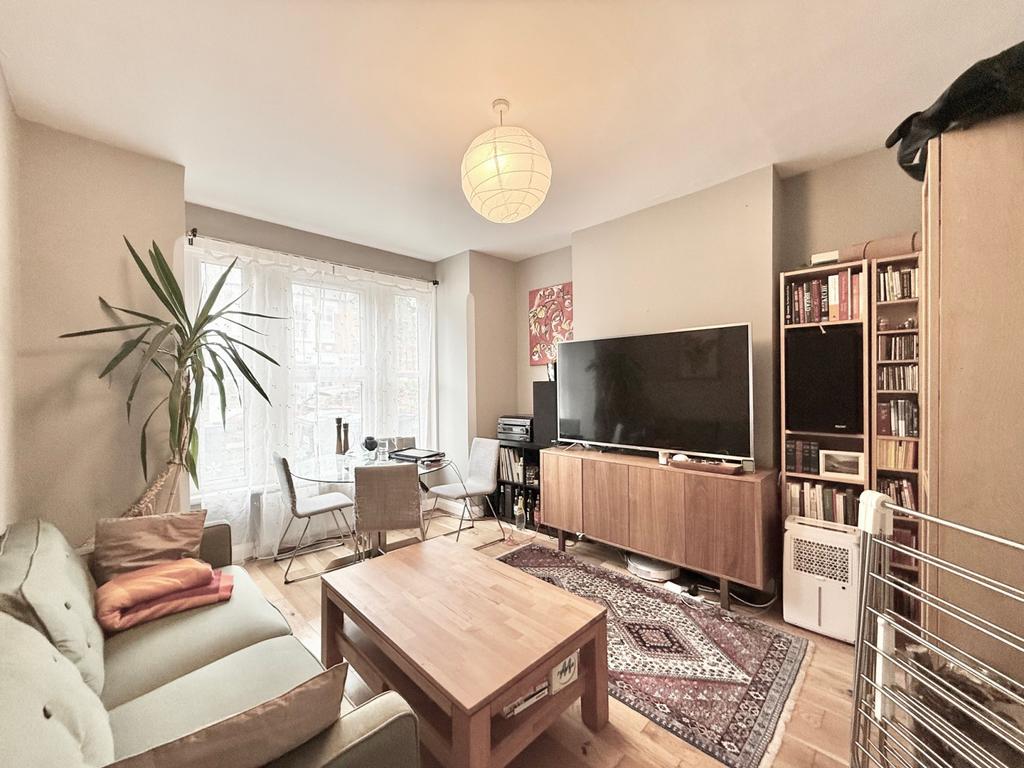 28 Kent Road, London W4 2 bed flat - £2,000 pcm (£462 pw)