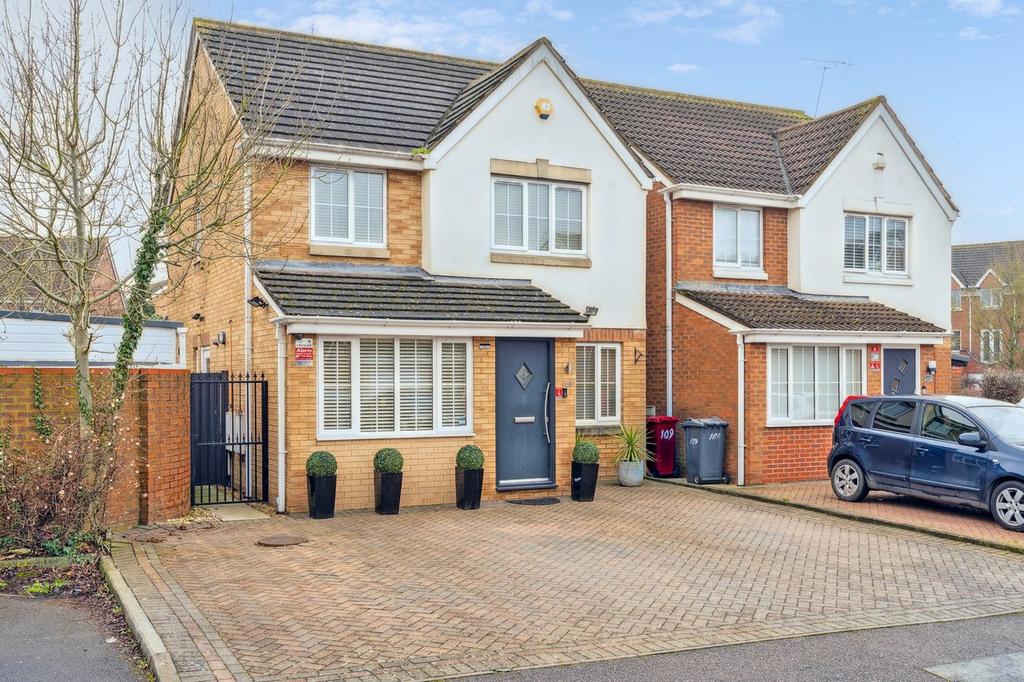 Blunden Drive, Slough SL3 3 bed detached house - £599,950