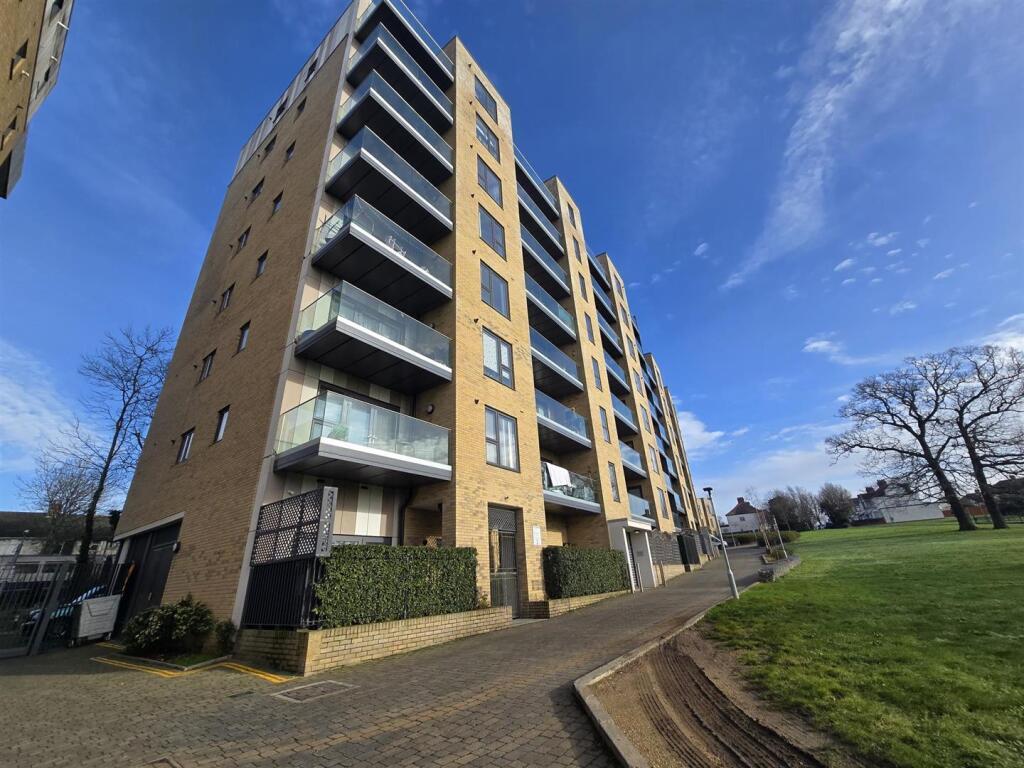 Ridding Lane, Greenford UB6 1 bed flat - £1,799 pcm (£415 pw)