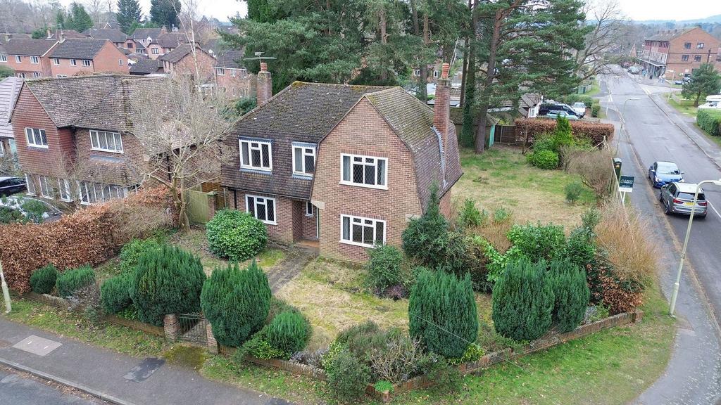 Greenways, Fleet GU52 3 bed detached house for sale - £650,000