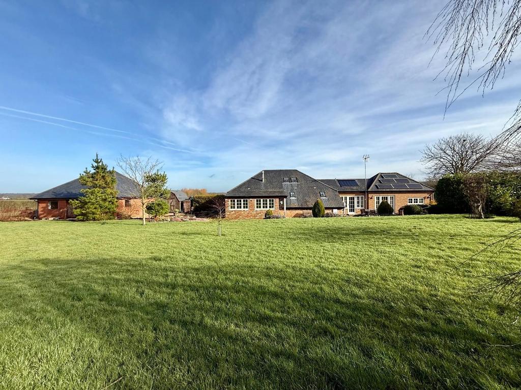 Clyffe Pypard, Royal Wootton Bassett SN4 3 bed detached house for sale ...