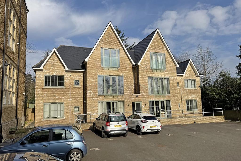 Godalming 2 bed flat for sale - £425,000