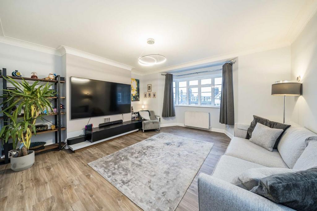 Streatham High Road, London SW16 2 bed flat for sale - £415,000