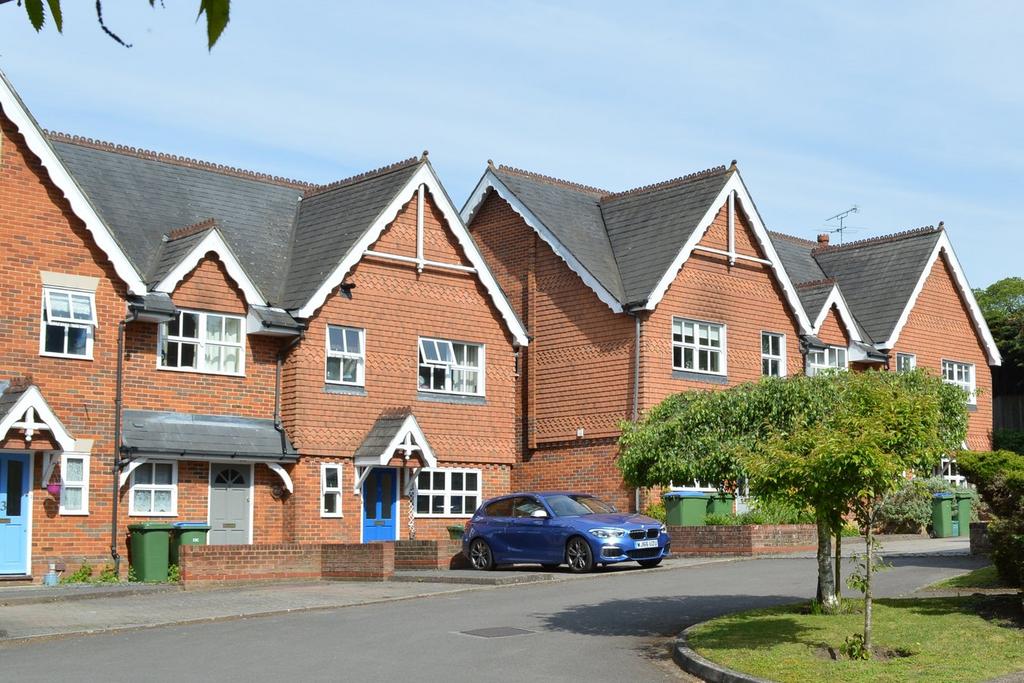 Hadley Place, WEYBRIDGE, KT13 3 bed end of terrace house to rent - £ ...