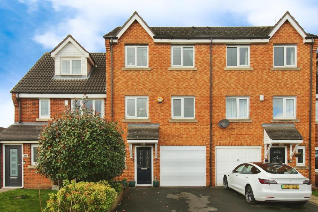 Newlands, Farsley, LS28 4 bed terraced house - £375,000