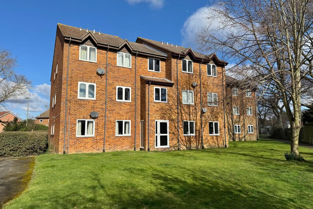 Saffron Court, Yarrow Way, Locks Heath 1 bed flat - £150,000