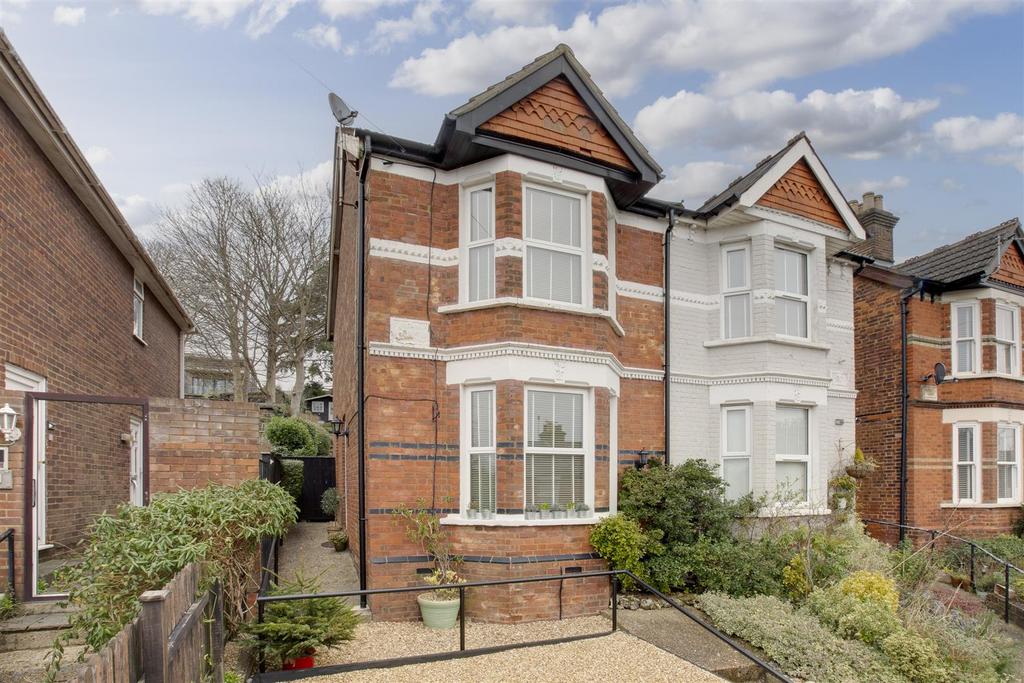 Totteridge Road, High Wycombe HP13 3 bed house for sale - £490,000