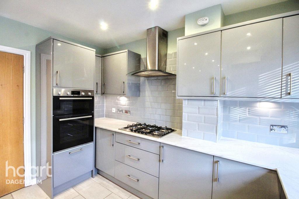 Lockwell Road, DAGENHAM 4 bed townhouse - £2,400 pcm (£554 pw)