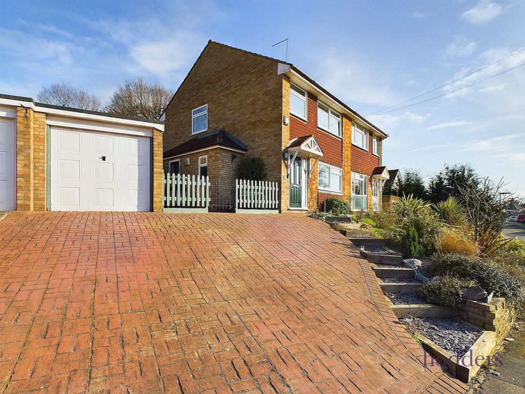 Malus Drive, Addlestone, Surrey, KT15 3 bed semi-detached house for ...