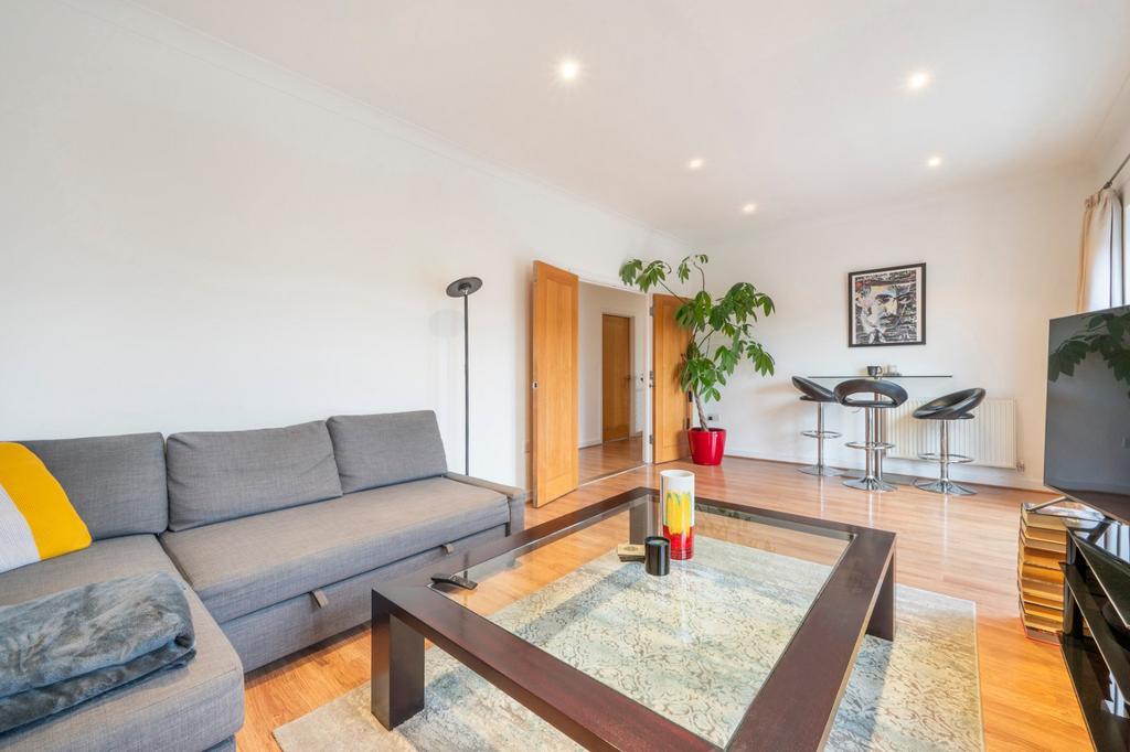 Northpoint Square, London 2 bed flat for sale - £675,000