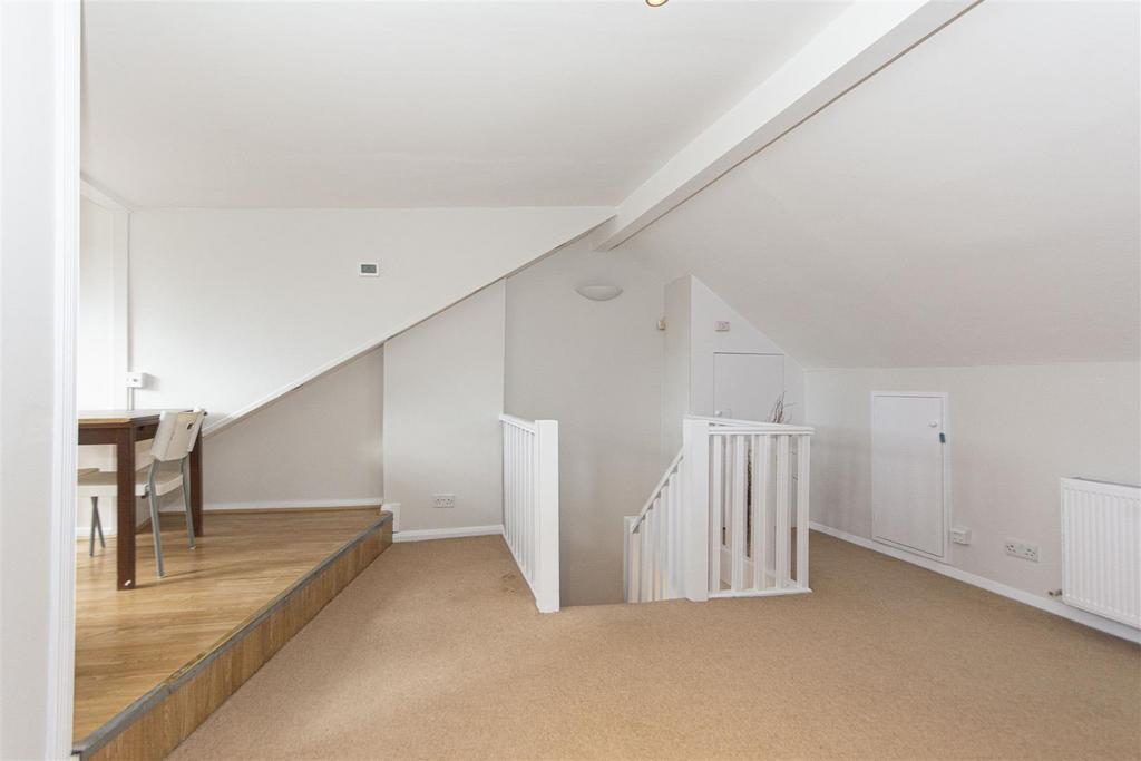 Hurstbourne Road, SE23 1 bed flat - £1,200 pcm (£277 pw)