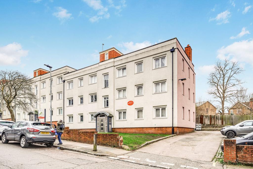 Victoria Way London SE7 3 bed flat to rent - £1,950 pcm (£450 pw)