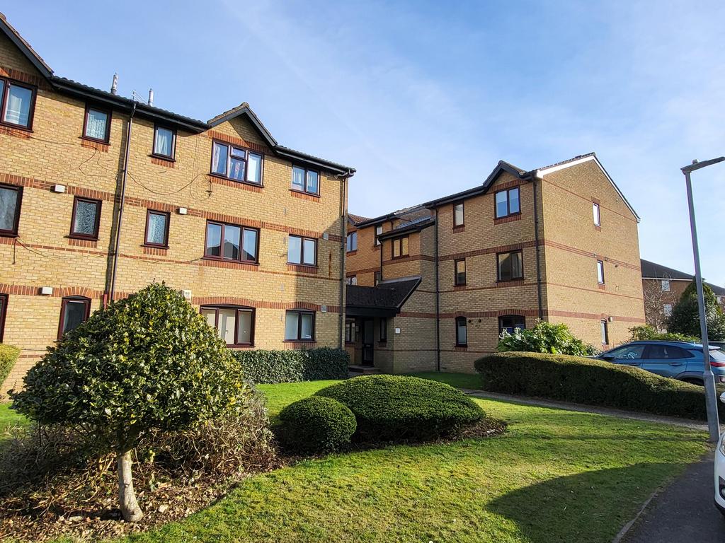 Courtlands Drive, Watford, WD24 2 bed flat - £1,400 pcm (£323 pw)