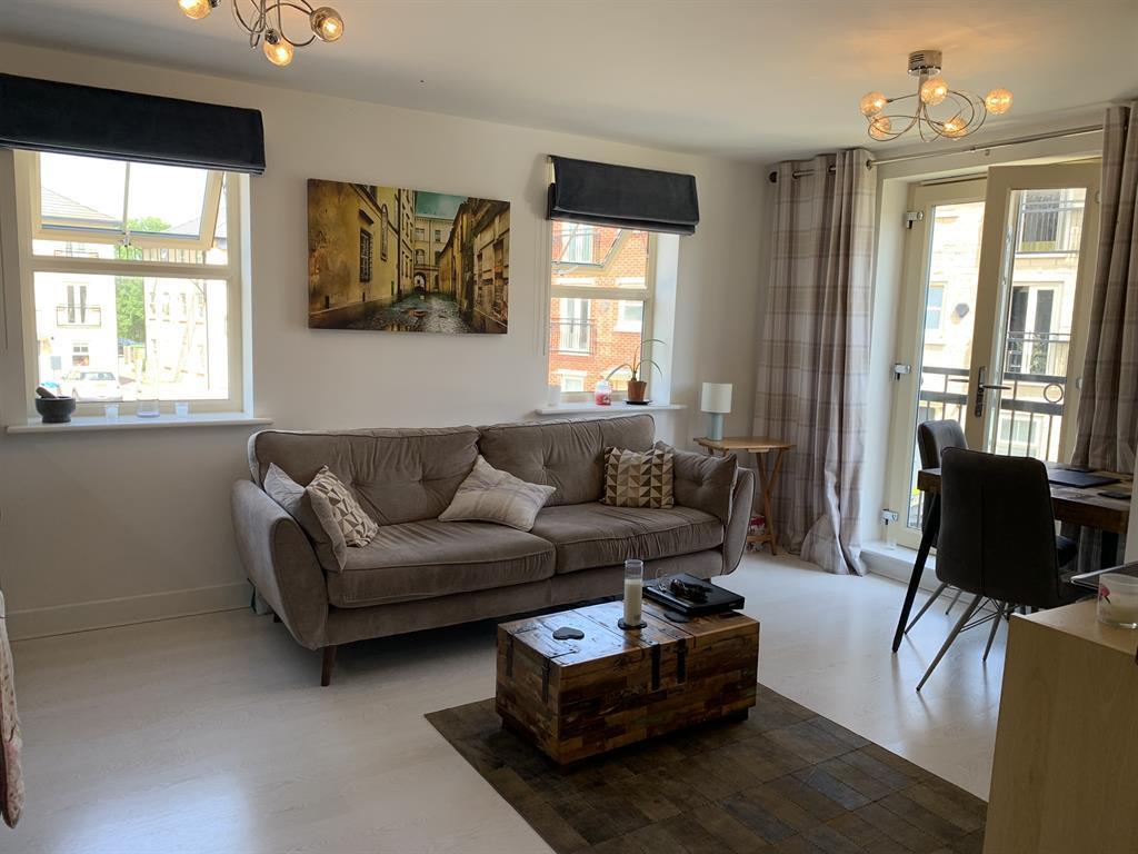 Holts Crest Way, Leeds 2 bed townhouse - £1,100 pcm (£254 pw)