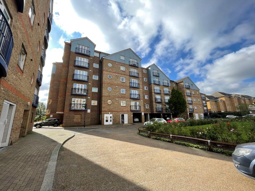Argent Court, Argent Street, Grays... 2 bed flat - £1,475 pcm (£340 pw)