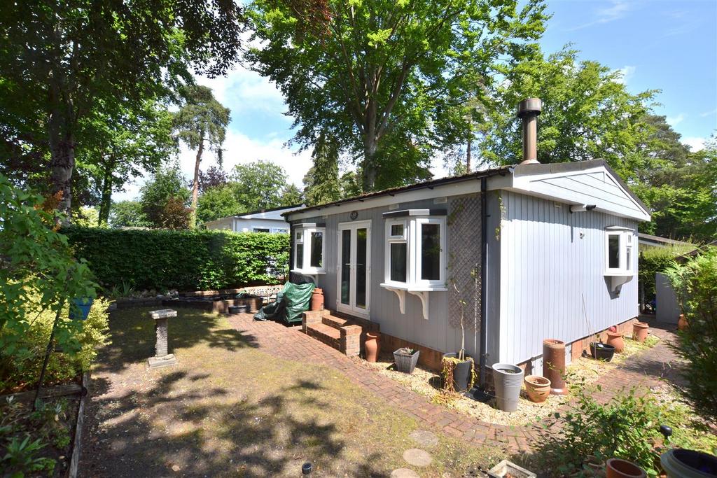 Rustic Glen, Grange Estate, Fleet GU52 1 bed mobile home - £130,000