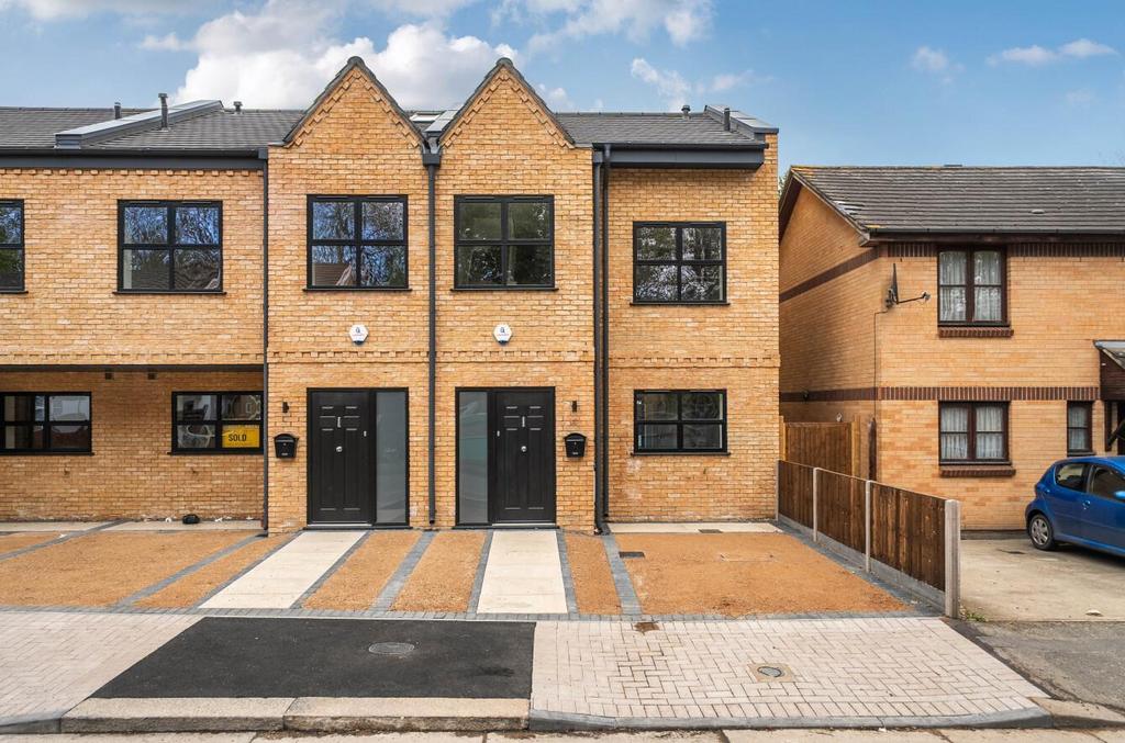 Cambridge Road, London 3 bed townhouse for sale - £680,000