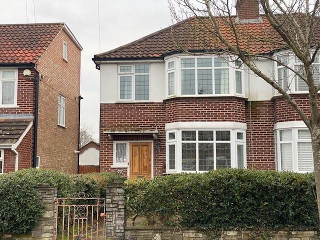 Oakhampton Road, Mill Hill, NW7 3 bed semi-detached house - £2,300 pcm ...