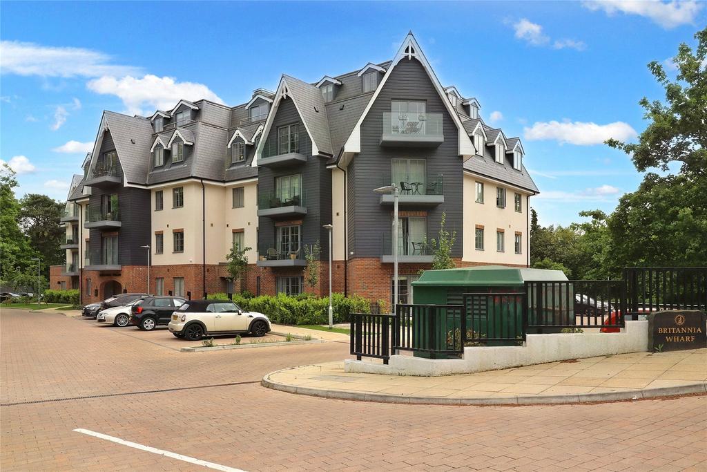 Monument Road, Surrey GU21 2 bed flat for sale - £375,000
