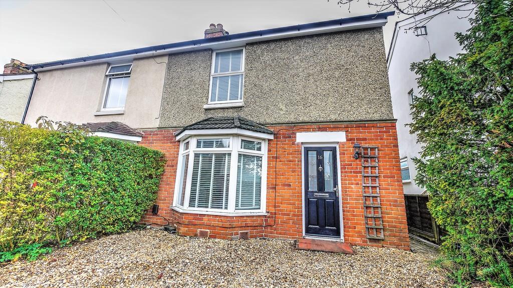 Queens Road, Petersfield GU32 3 bed semi-detached house to rent - £ ...